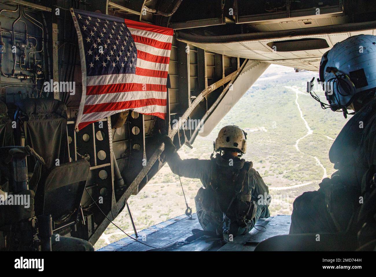 EIN US-AMERIKANISCHER Marine Corps MV-22 Osprey Crew Chief hängt am 13 ...