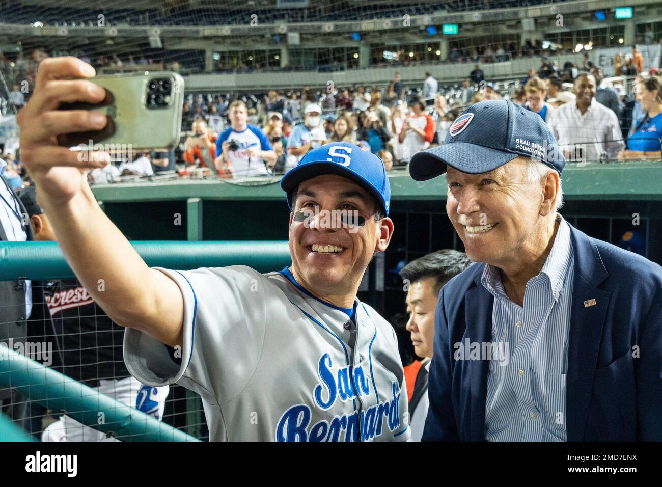 Joe biden macht ein selfie -Fotos und -Bildmaterial in hoher Auflösung ...