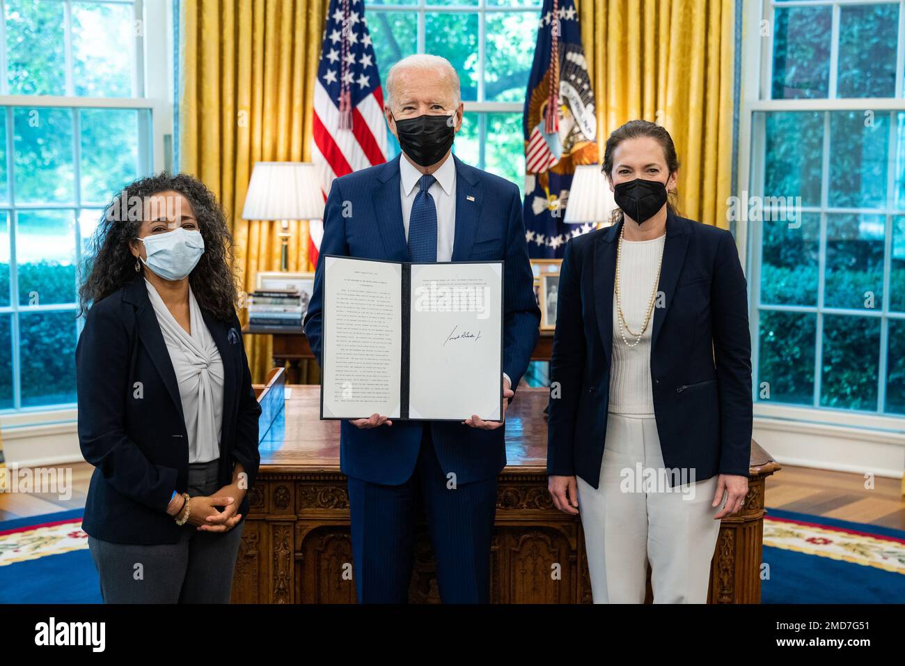 Reportage: Präsident Joe Biden präsentiert mit der Ko-Vorsitzenden des ...