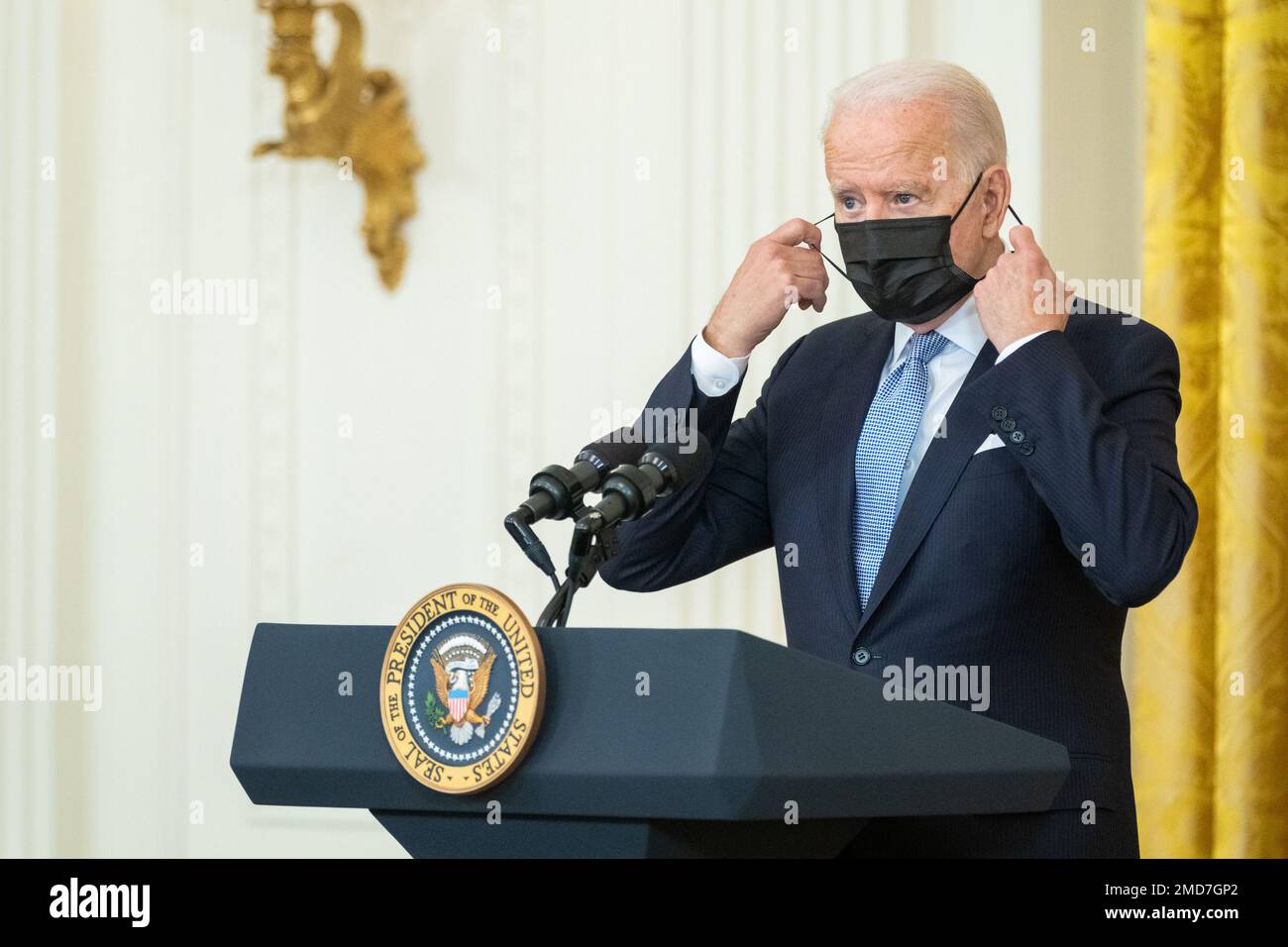 Präsident biden trägt eine maske -Fotos und -Bildmaterial in hoher ...