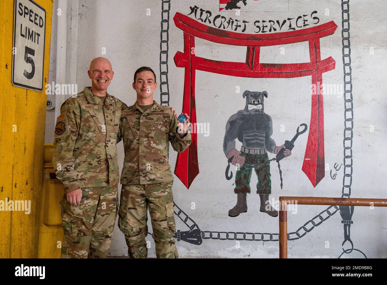 USA Oberst der Luftwaffe Kyle Benwitz, Left, 515. Air Mobility ...