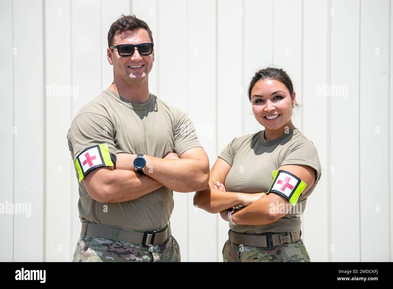Senior Airman Ryan Arriaga, Left, ein 628. Operational Medical ...