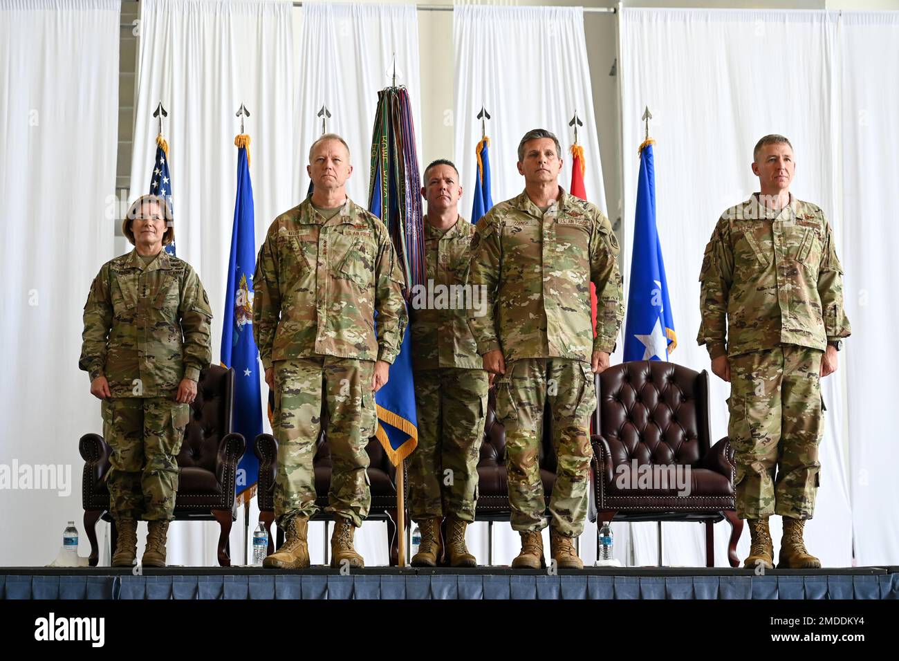 (Von links nach rechts) USA Generalleutnant Laura Richardson ...