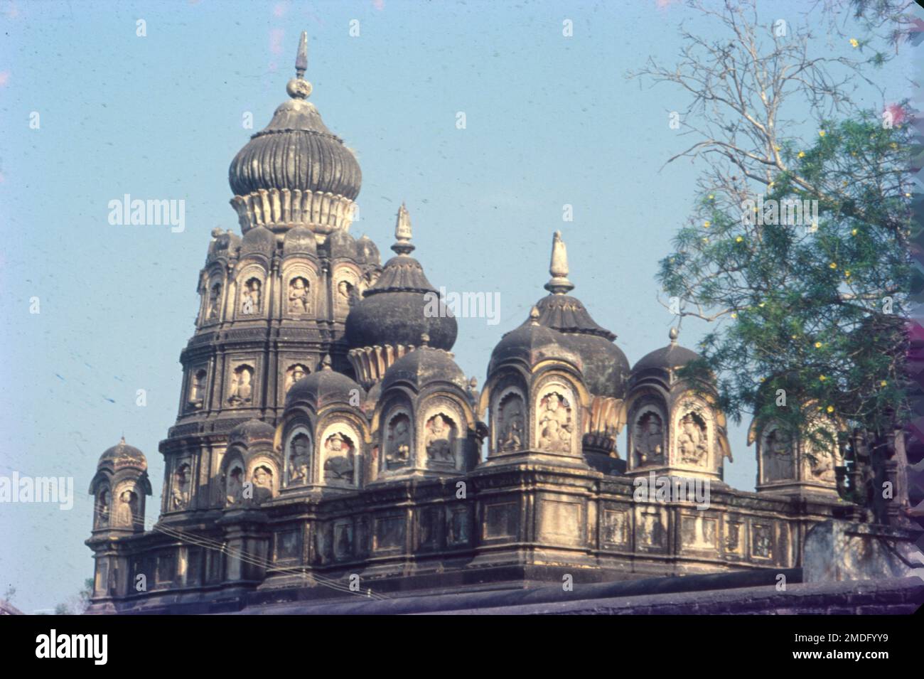 Dies ist ein sehr alter Shiva-Tempel, der in der Nähe der Ufer des ...