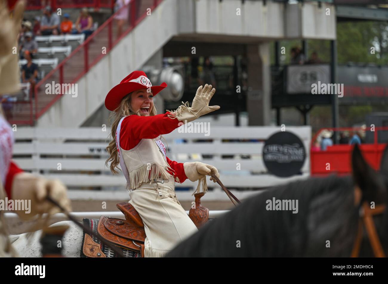 Die Cheyenne Frontier Days Lady-in-waiting winkt den Fans während der ...