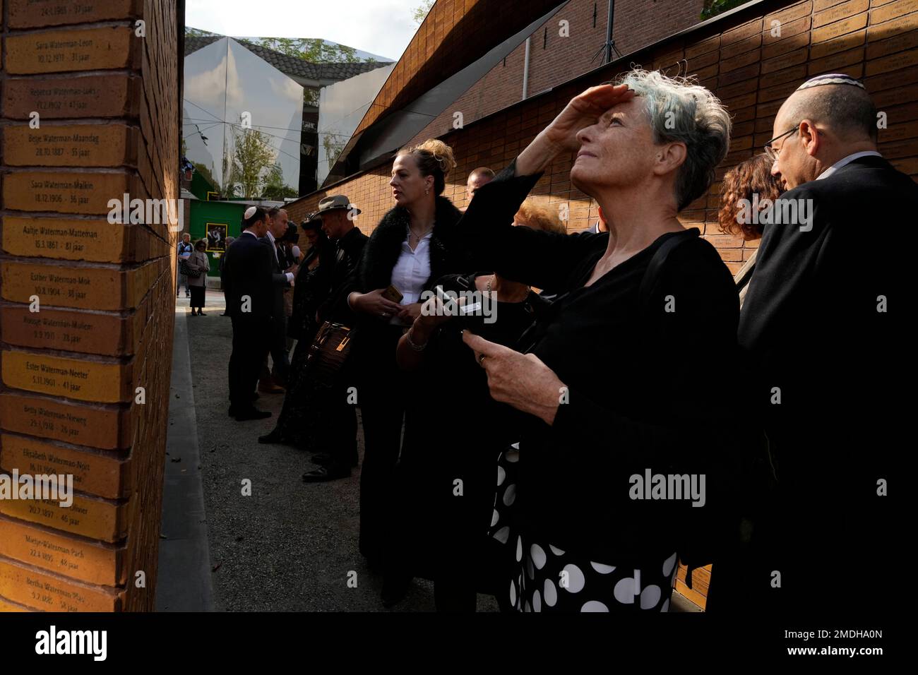 People look for the name stones of relatives after King Willem ...