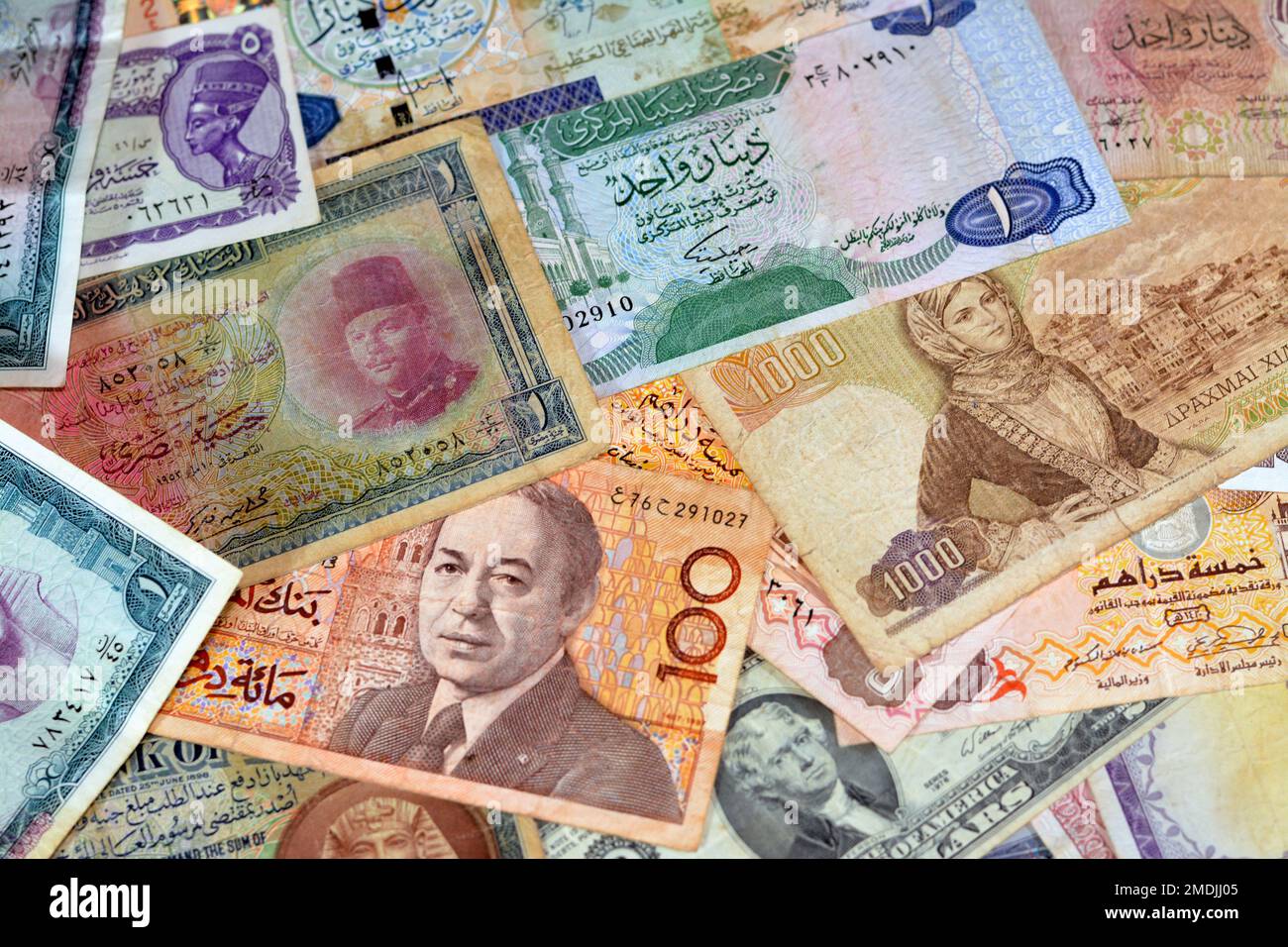 Verschiedene alte Bargeld-Banknoten aus verschiedenen Ländern der Welt ...