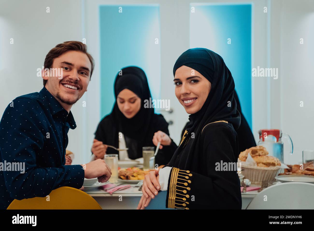 Die muslimische Familie Eid Mubarak isst zu Hause in Iftar zu Abend und macht Fotos mit dem ...