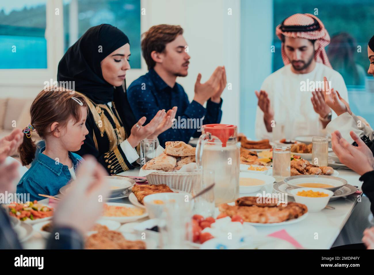 Eine muslimische Familie betet zusammen, das muslimische Gebet, nachdem ...