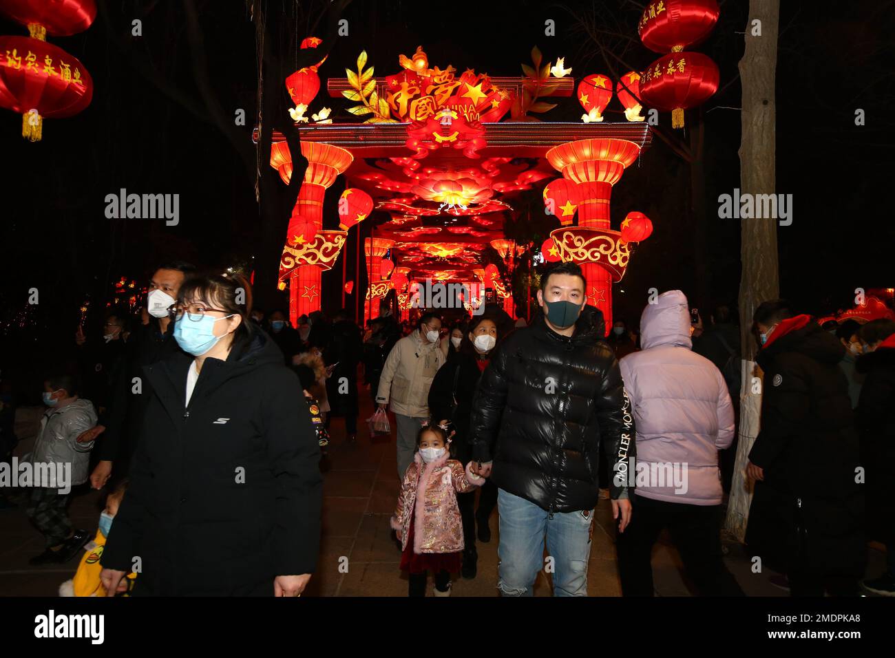 JINAN, CHINA - 22. JANUAR 2023 - Einheimische und Touristen besuchen ...