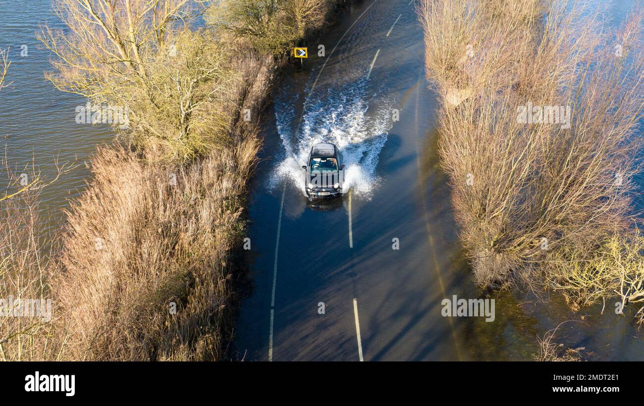 Das Bild vom 20. Januar zeigt Fahrer auf der überfluteten und eisigen ...