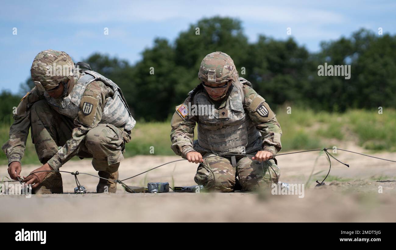 USA Army Sgt. Aniket Patel (links) und SPC. Maria Ortiz-Montoya (rechts ...