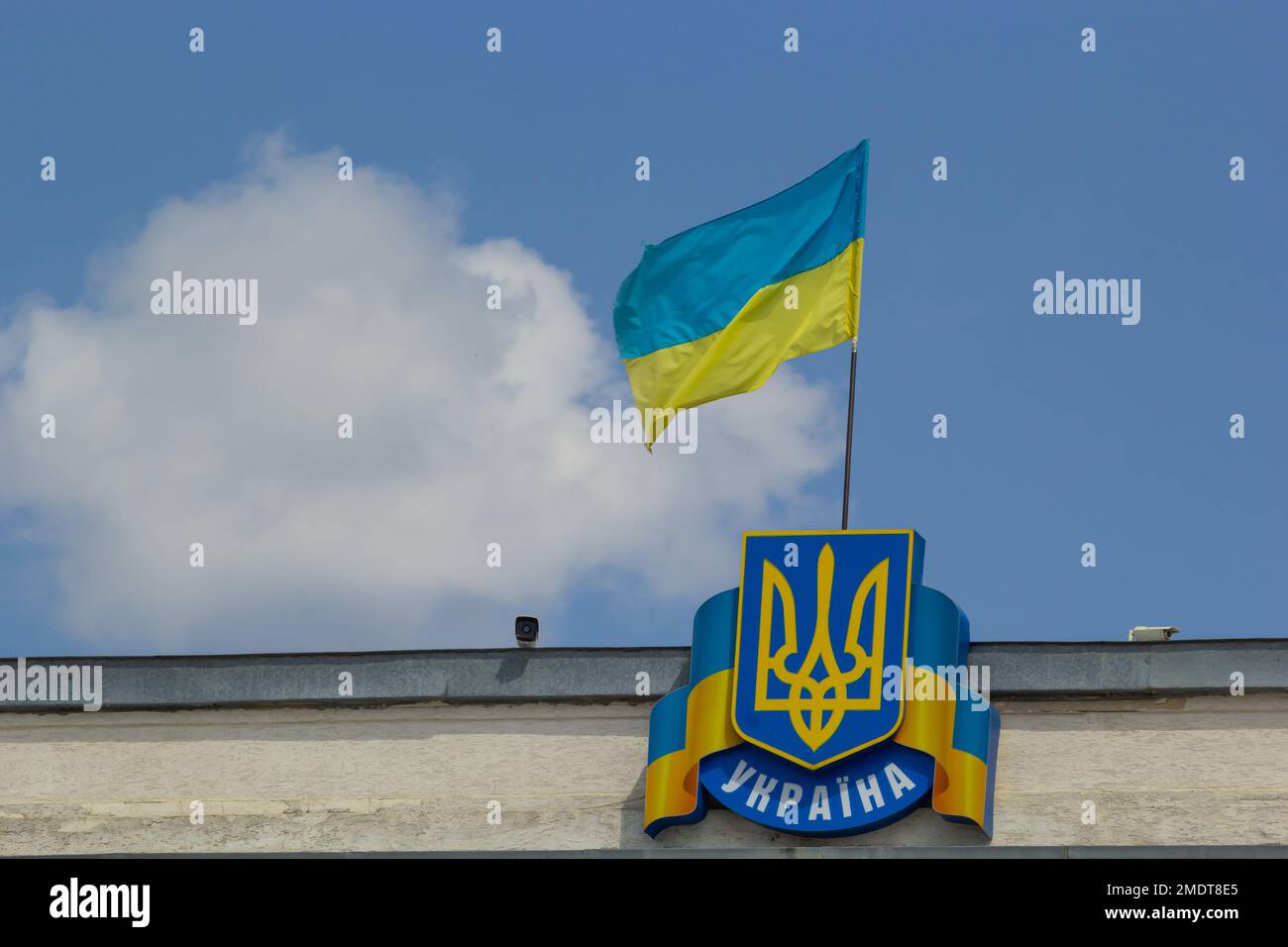 Staatssymbole, Flagge und Wappen der Ukraine im Hintergrund des Himmels ...