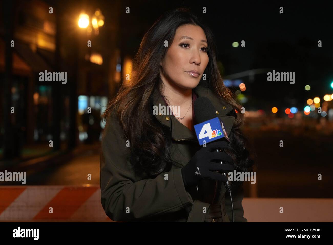KNBC4 Los Angeles Reporter Tracey Leong in der Nähe eines Tatorts im ...