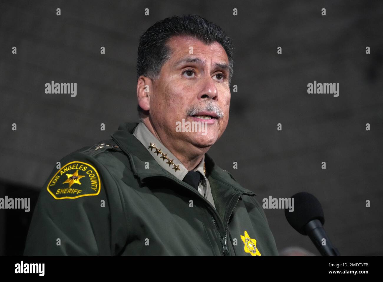 Der Sheriff von Los Angeles County Robert Luna beantwortet Fragen der ...