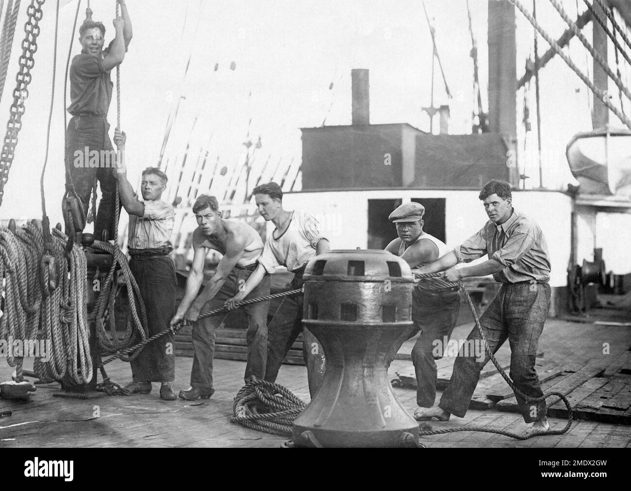 Matrosen auf dem Deck der viermastigen Stahlbarke Hougomont, um 1928 ...