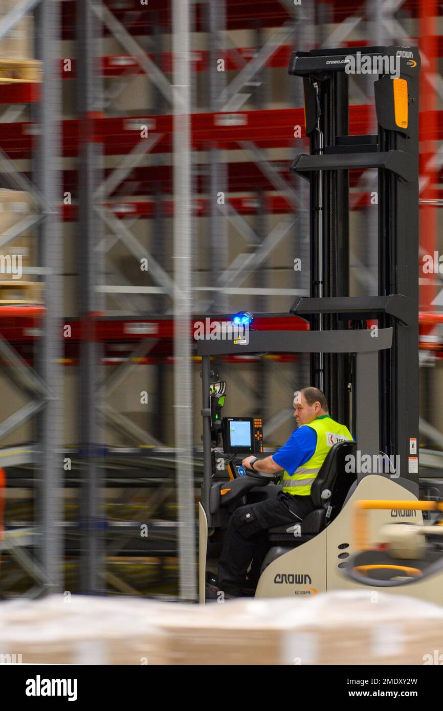 Barleben, Deutschland. 23. Januar 2023. Ein Gabelstapler fährt durch ...