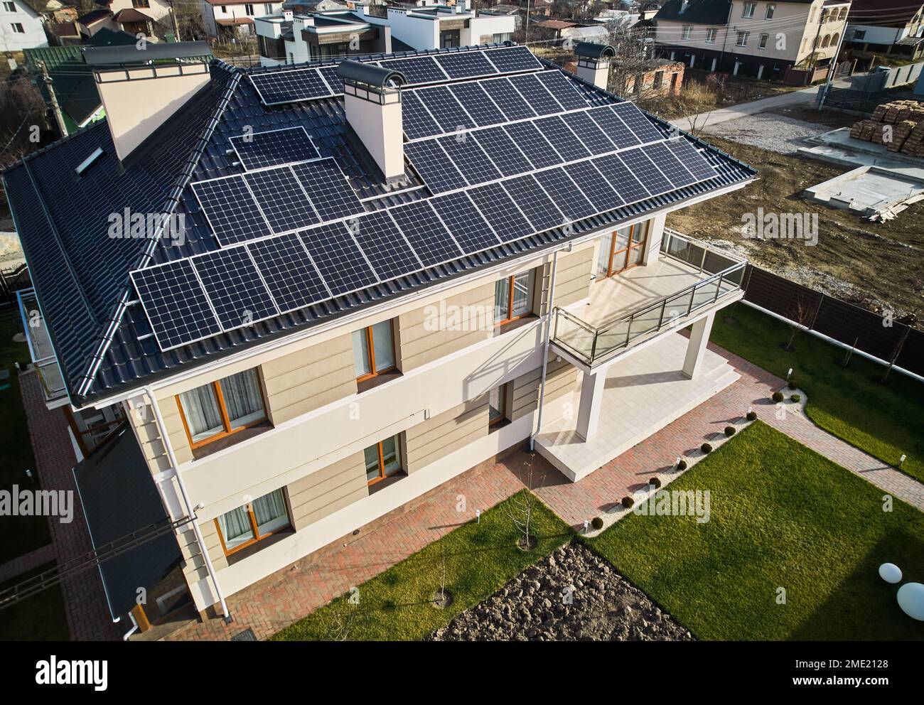 Autonomes Wohnhaus mit Solarmodulen zur Stromerzeugung durch Photovoltaik. Luftaufnahme des ...