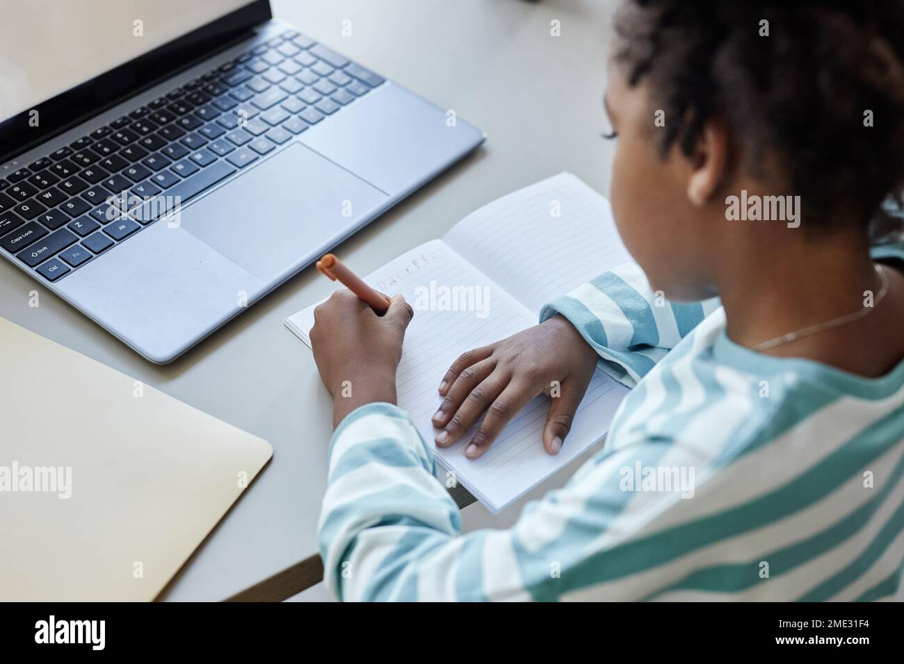 Kleines schwarzes mädchen -Fotos und -Bildmaterial in hoher Auflösung – Alamy