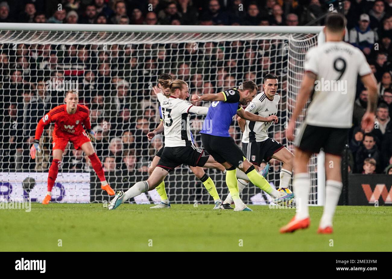 Harry Kane von Tottenham Hotspur schießt während des Premier League ...