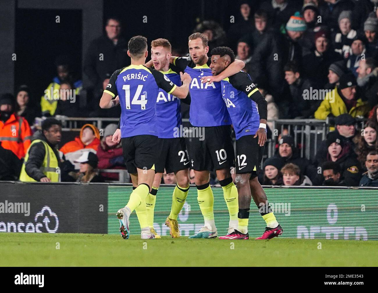 Harry Kane von Tottenham Hotspur feiert das erste Tor seiner Seite ...