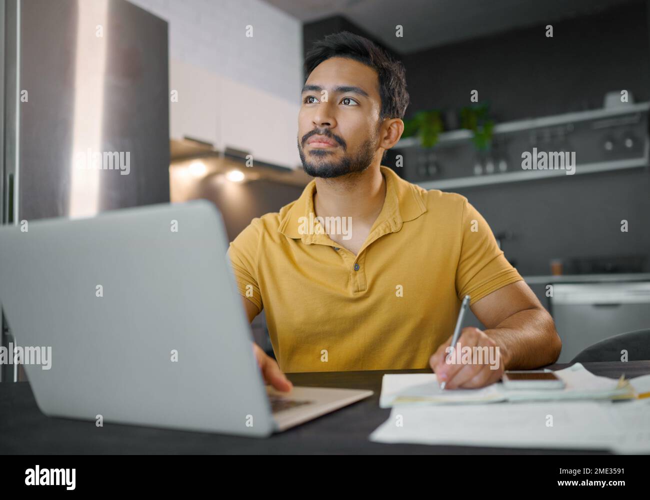 Laptop, Schreiben und Nachdenken mit einem freiberuflichen Mann, der ...