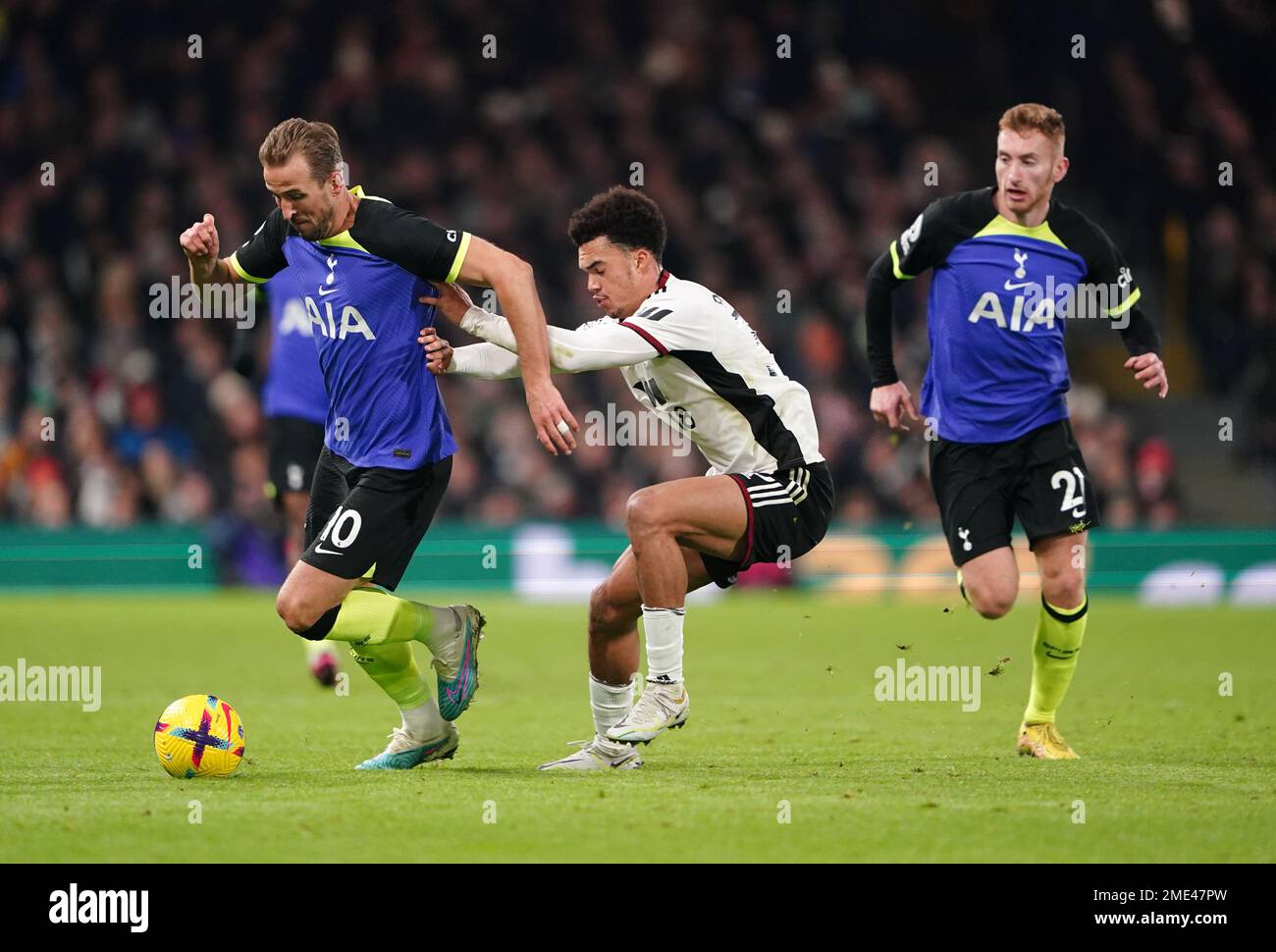 Harry Kane von Tottenham Hotspur und Antonee Robinson von Fulham ...