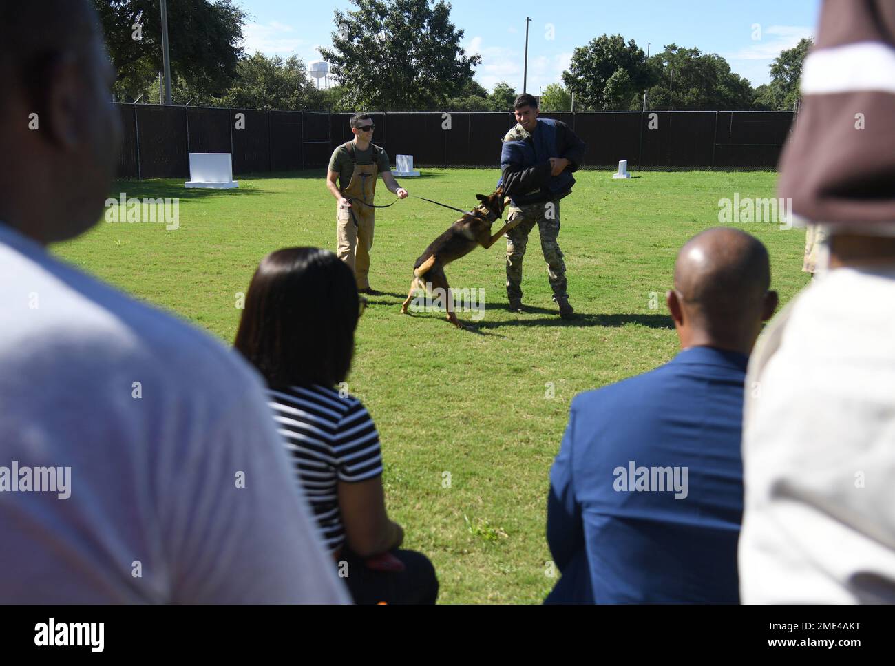 USA Air Force Staff Sgt. Dustin Hadsock und Senior Airman Anthony ...