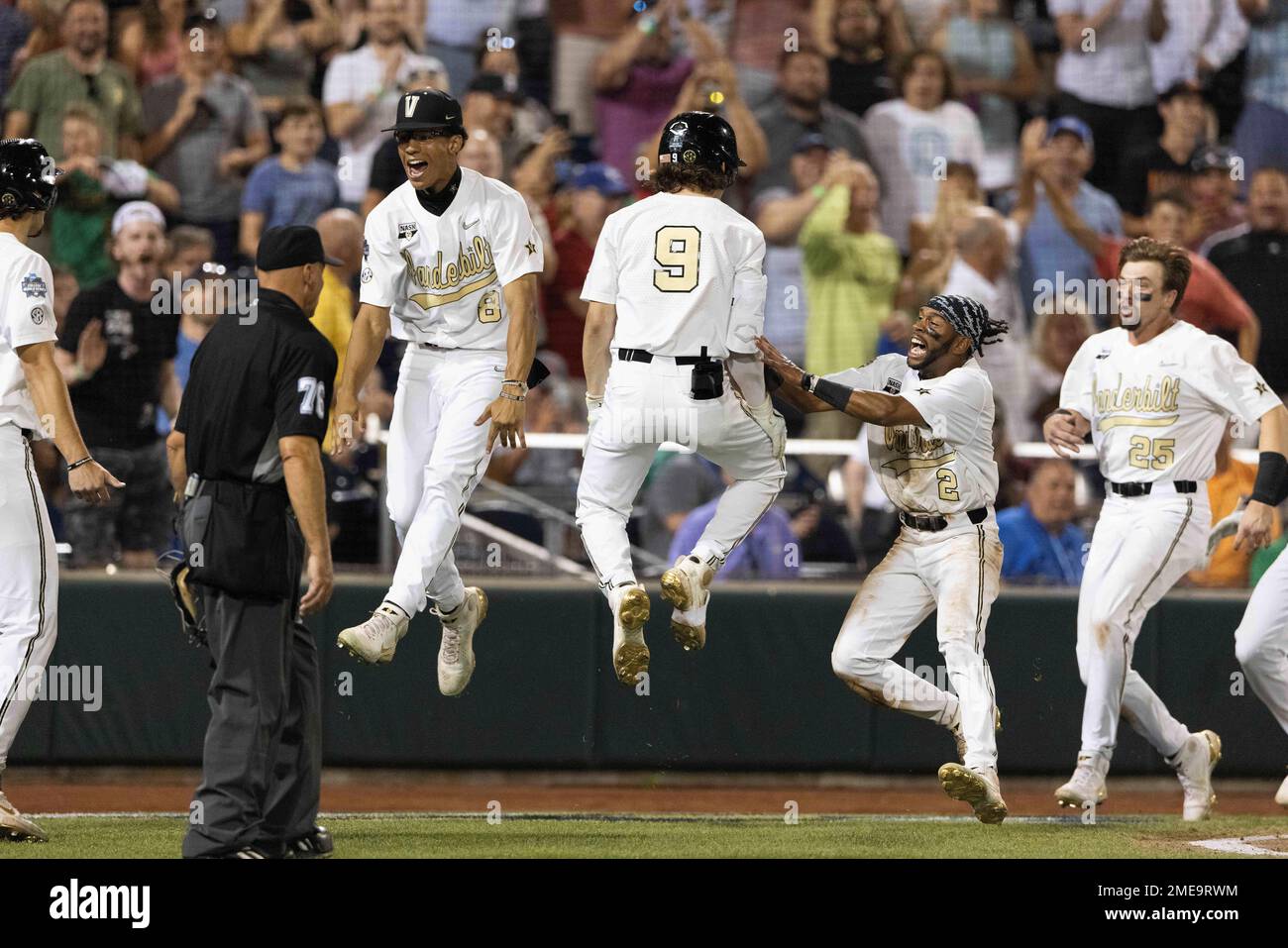 Vanderbilt's Isaiah Thomas (8), from left, Carter Young (9), Javier Vaz ...