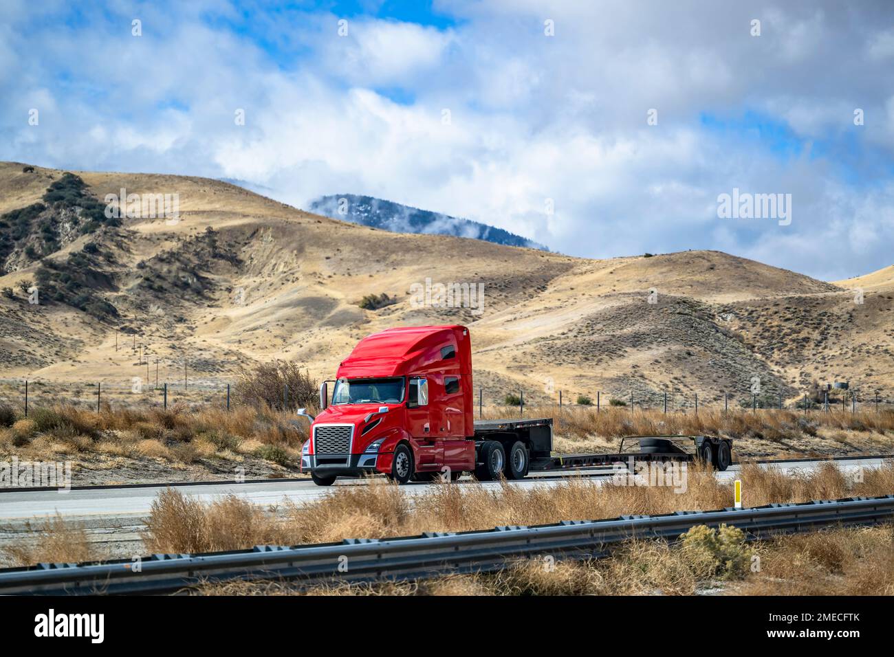 Industrieller langer Transporter großer Lkw-Sattelzugmaschine in Rot ...