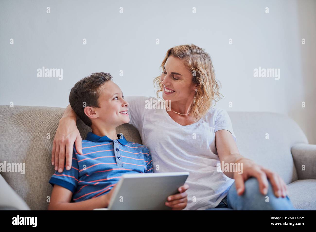Das Band zwischen Mutter und Sohn. Eine Mutter und ihr Sohn, die zu Hause zusammen einen Laptop ...