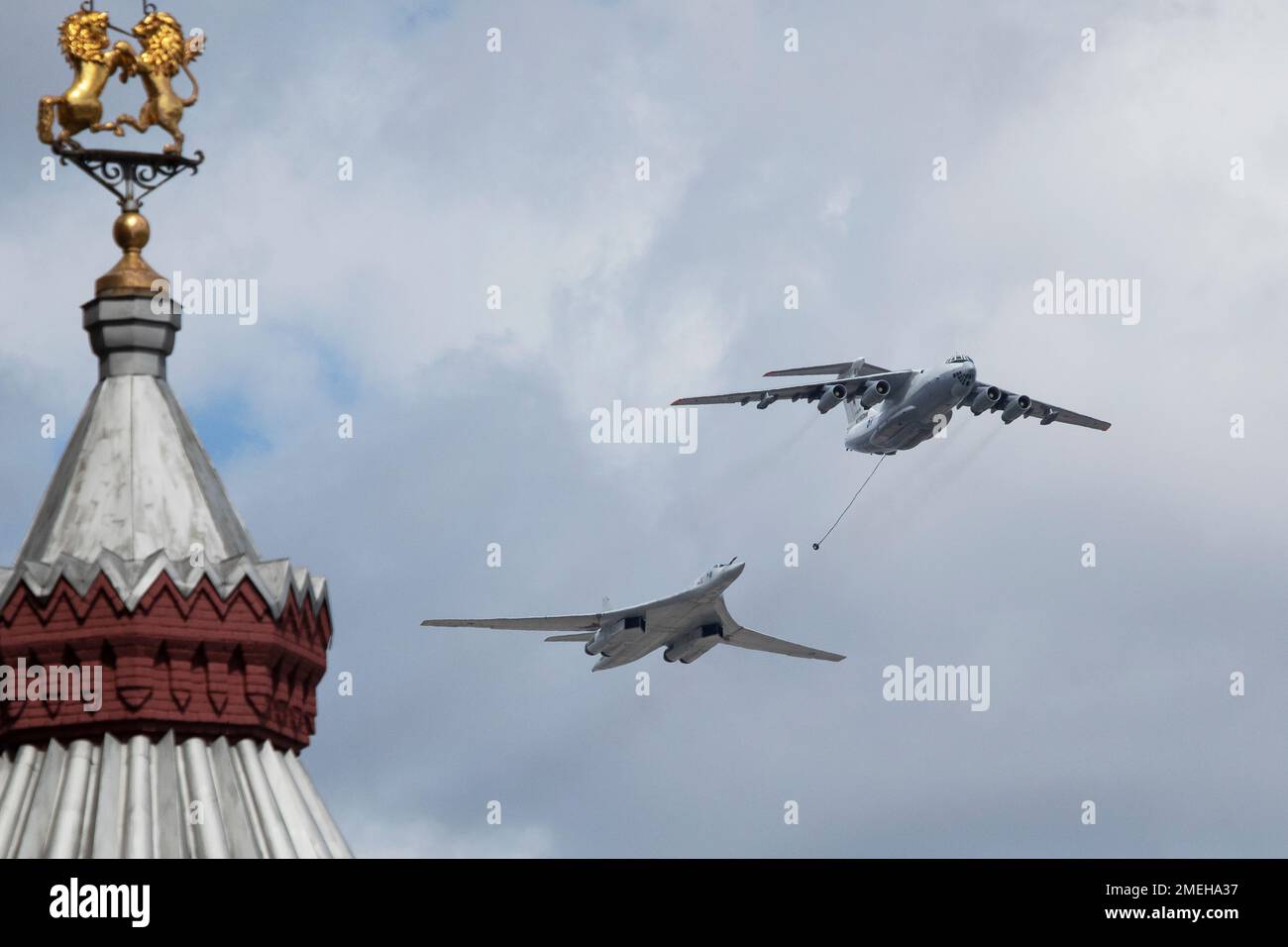 Russian Air Force's IL-78 air-to-air refueling tanker, right ...