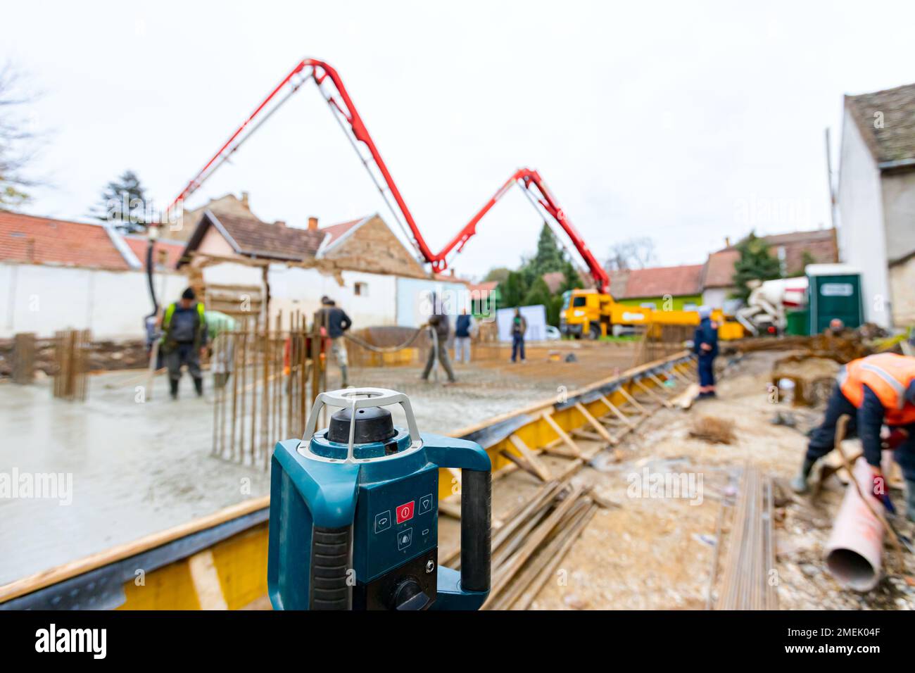 Totalmittelgerät mit Laser zum Nivellieren anderer Geräte zum Nivellieren der Baustelle ...