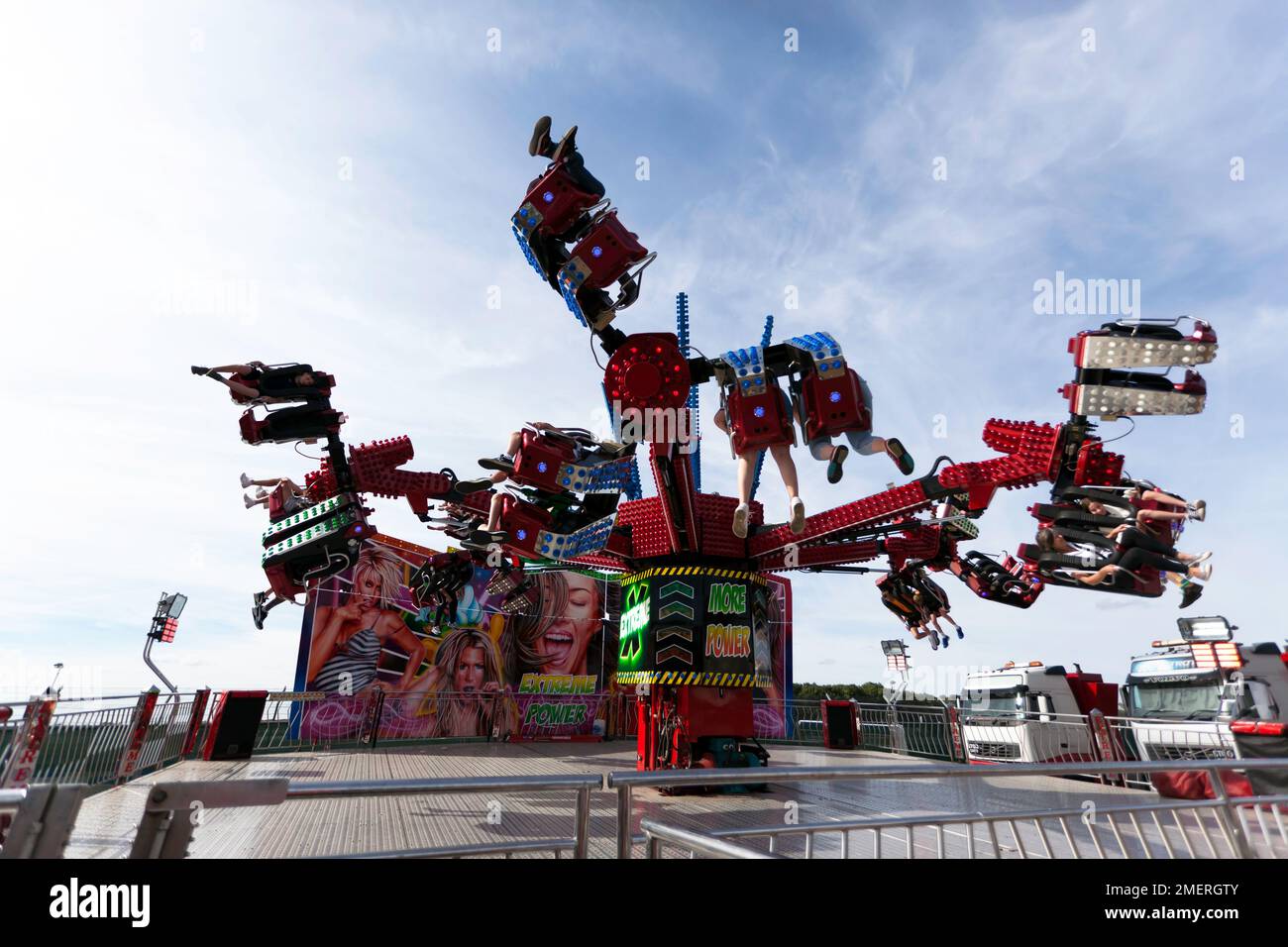 Extreme kirmesfahrt -Fotos und -Bildmaterial in hoher Auflösung – Alamy