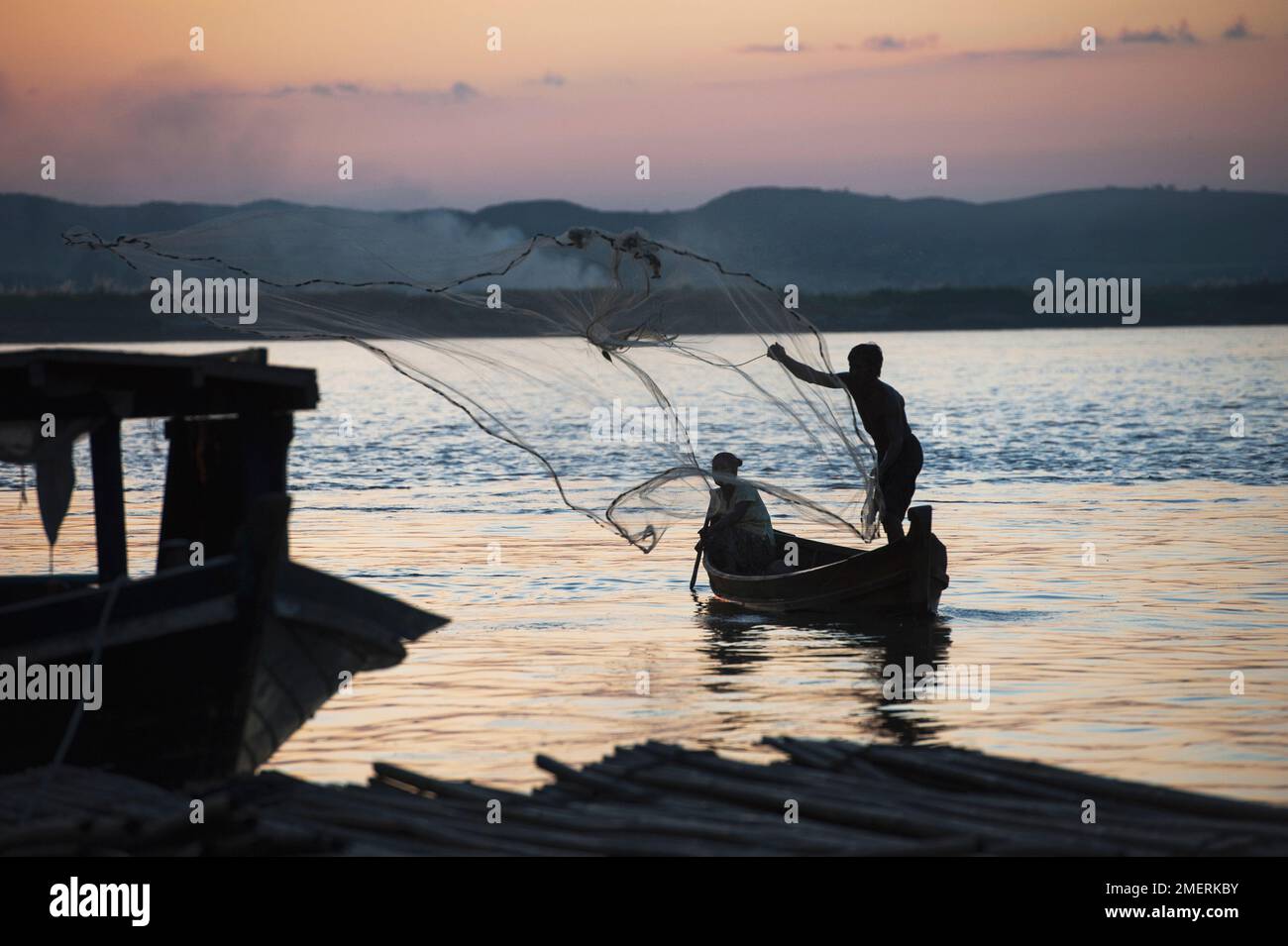 Silhouette frauen mit fischernetz -Fotos und -Bildmaterial in hoher ...