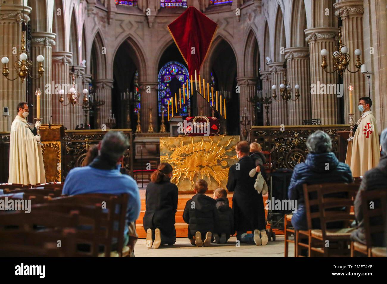 Christians pray during a Good Friday veneration of the the Crown of ...