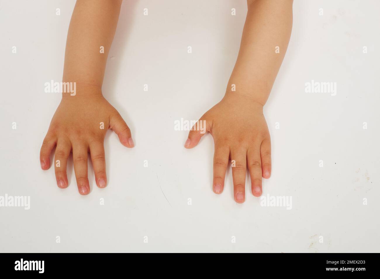 Babys hände -Fotos und -Bildmaterial in hoher Auflösung – Alamy