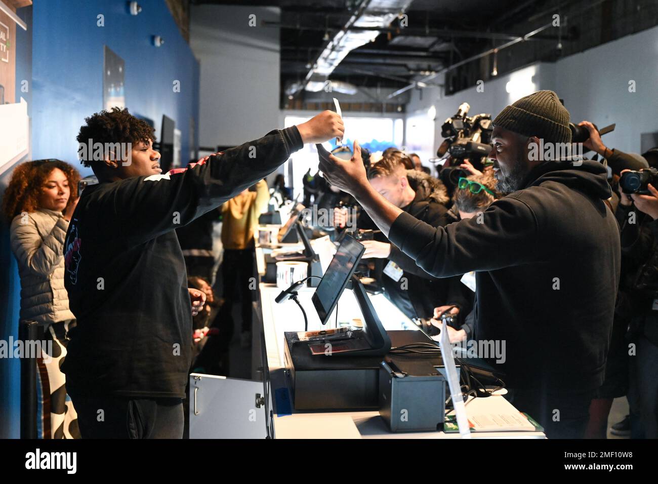 Besitzer Roland Conner (r) kauft erstmals Marihuana von seinem Sohn ...