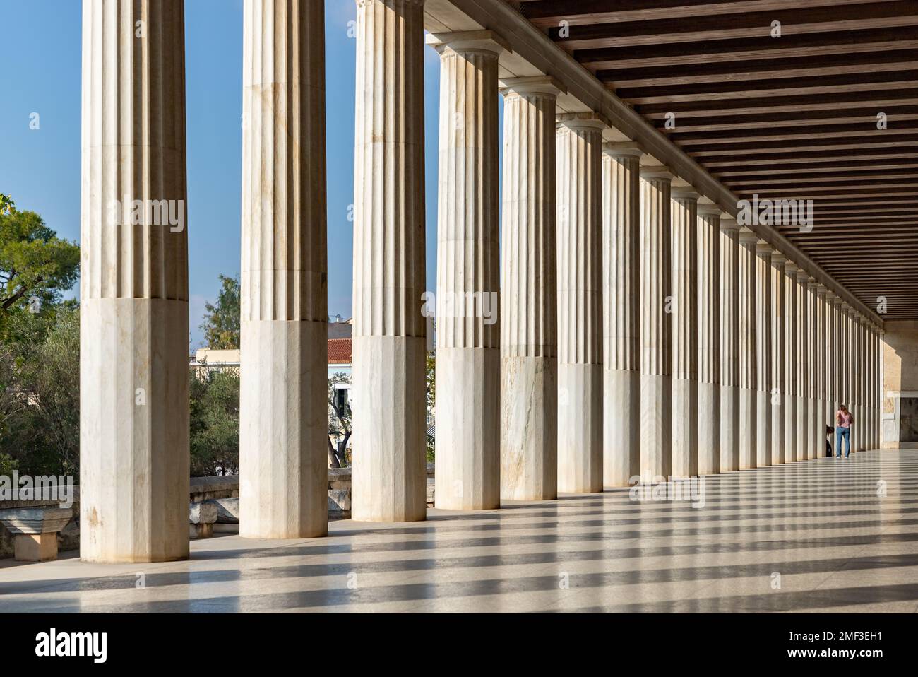 Ein Bild der Stoa von Attalos aus der Sicht des Inneren der Kolonnade ...