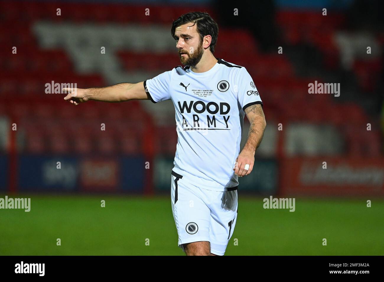 Jack Payne #17 von Boreham Wood gibt seinem Team Anweisungen während ...