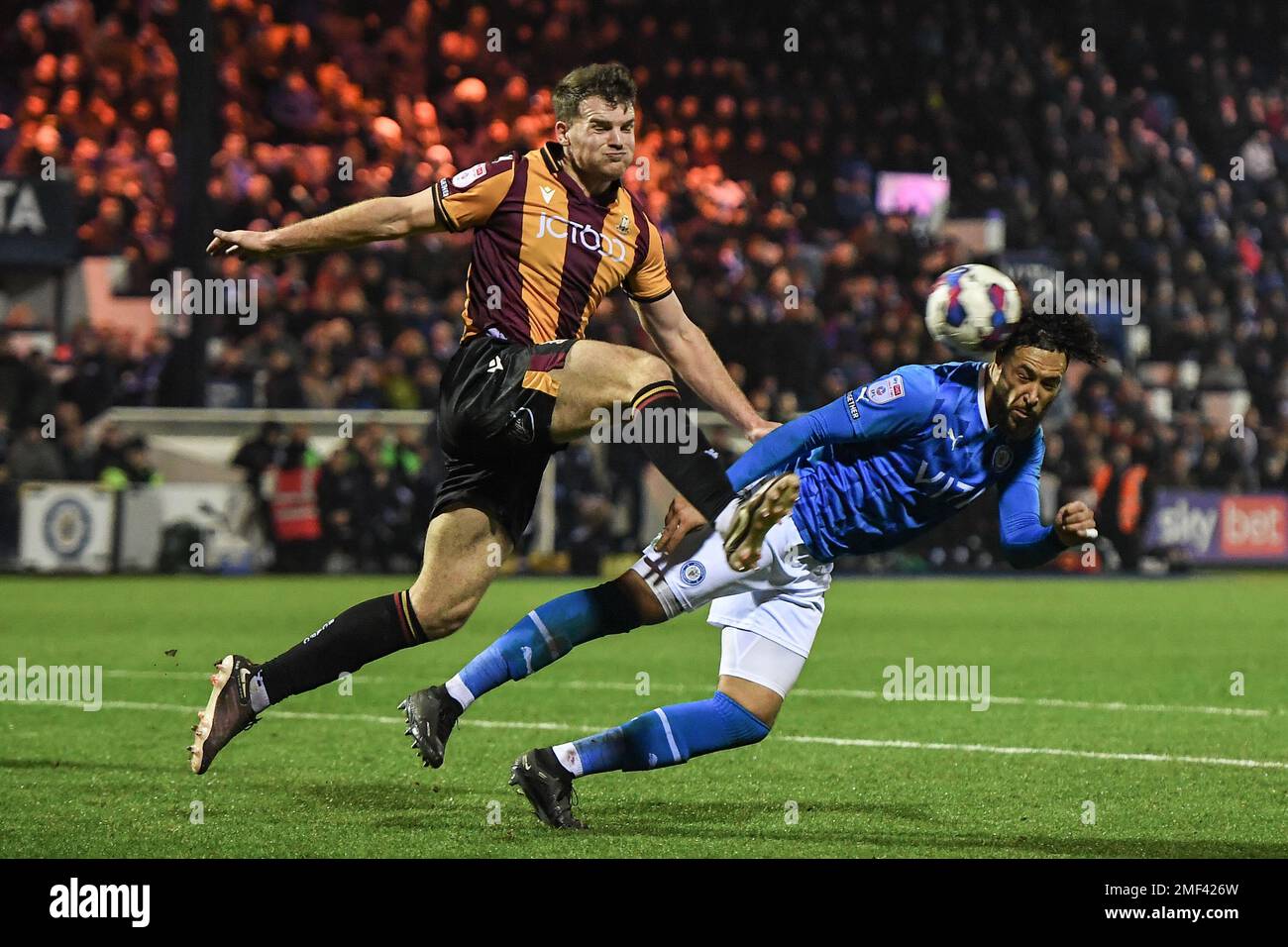 Kyle Wootton #19 von Stockport County versucht beim Sky Bet League 2 ...