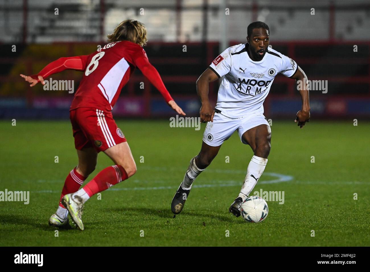 Femi Ilesanmi #3 von Boreham Wood legt beim dritten Replay-Spiel des ...