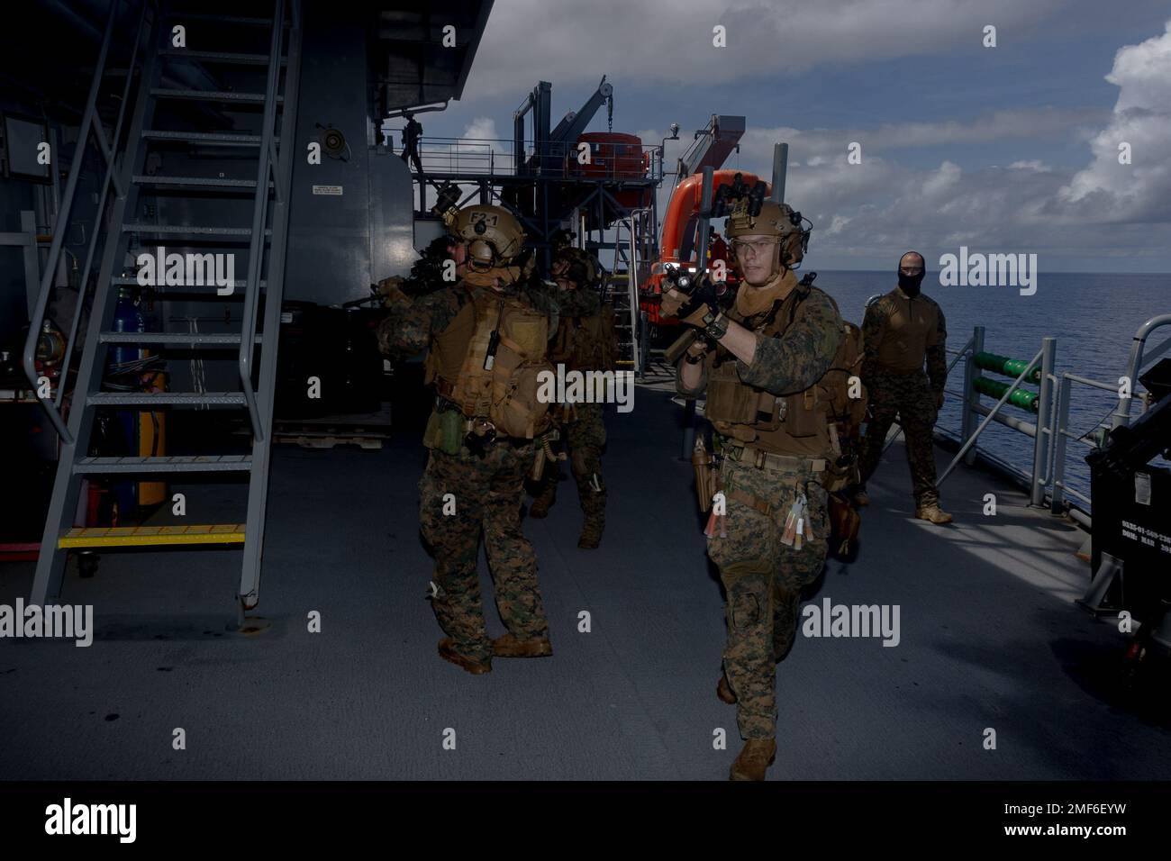 U.S. Marines with Force Reconnaissance Platoon, 3. Marine Division, 31 ...