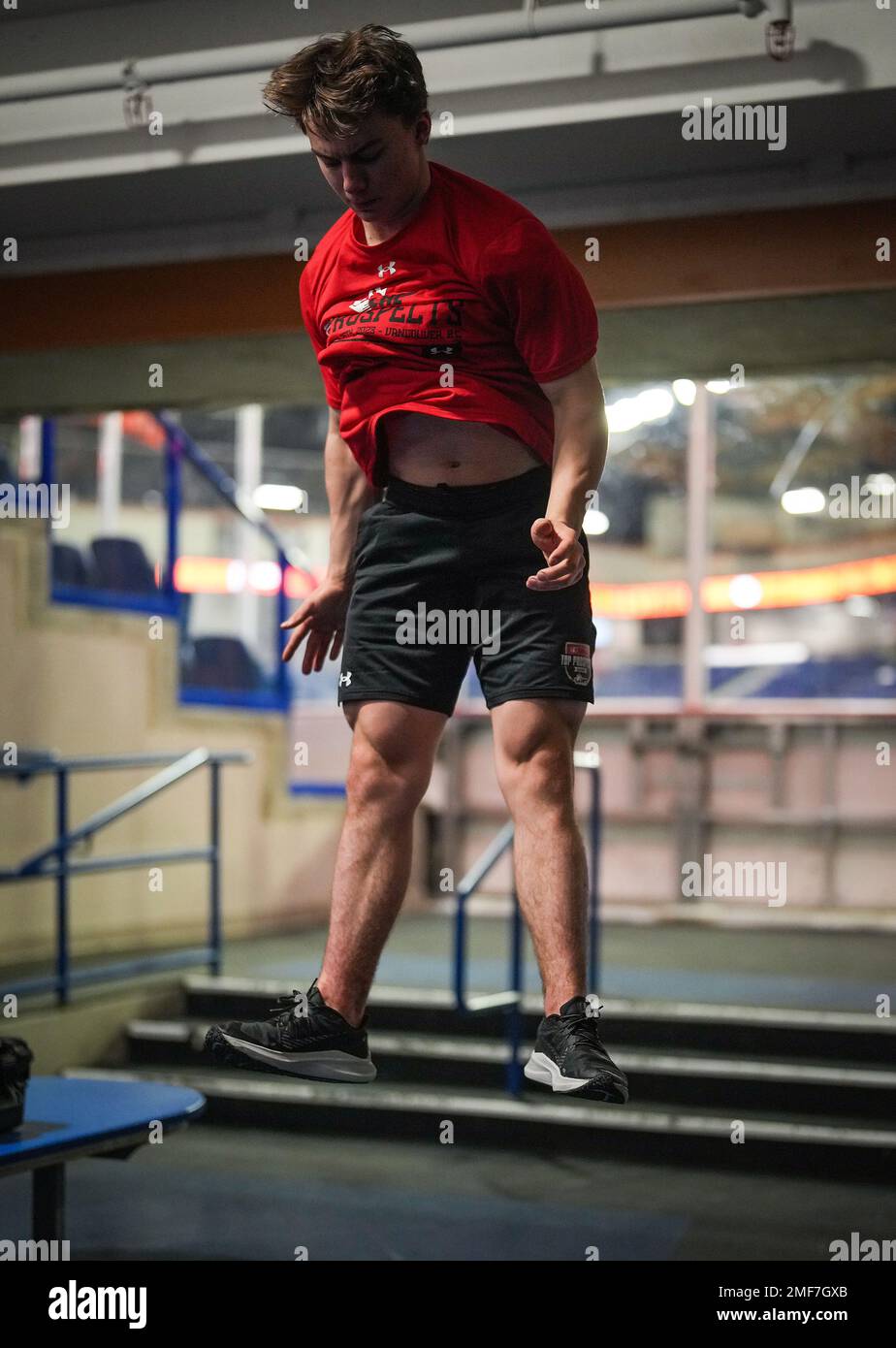 Regina Pats' Connor Bedard führt einen vertikalen Sprungtest während ...