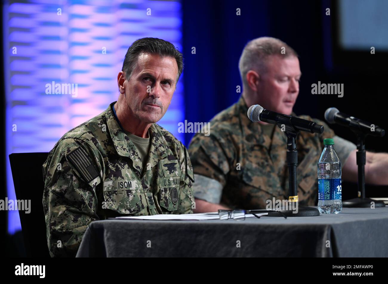 Fleet master chief david isom -Fotos und -Bildmaterial in hoher ...