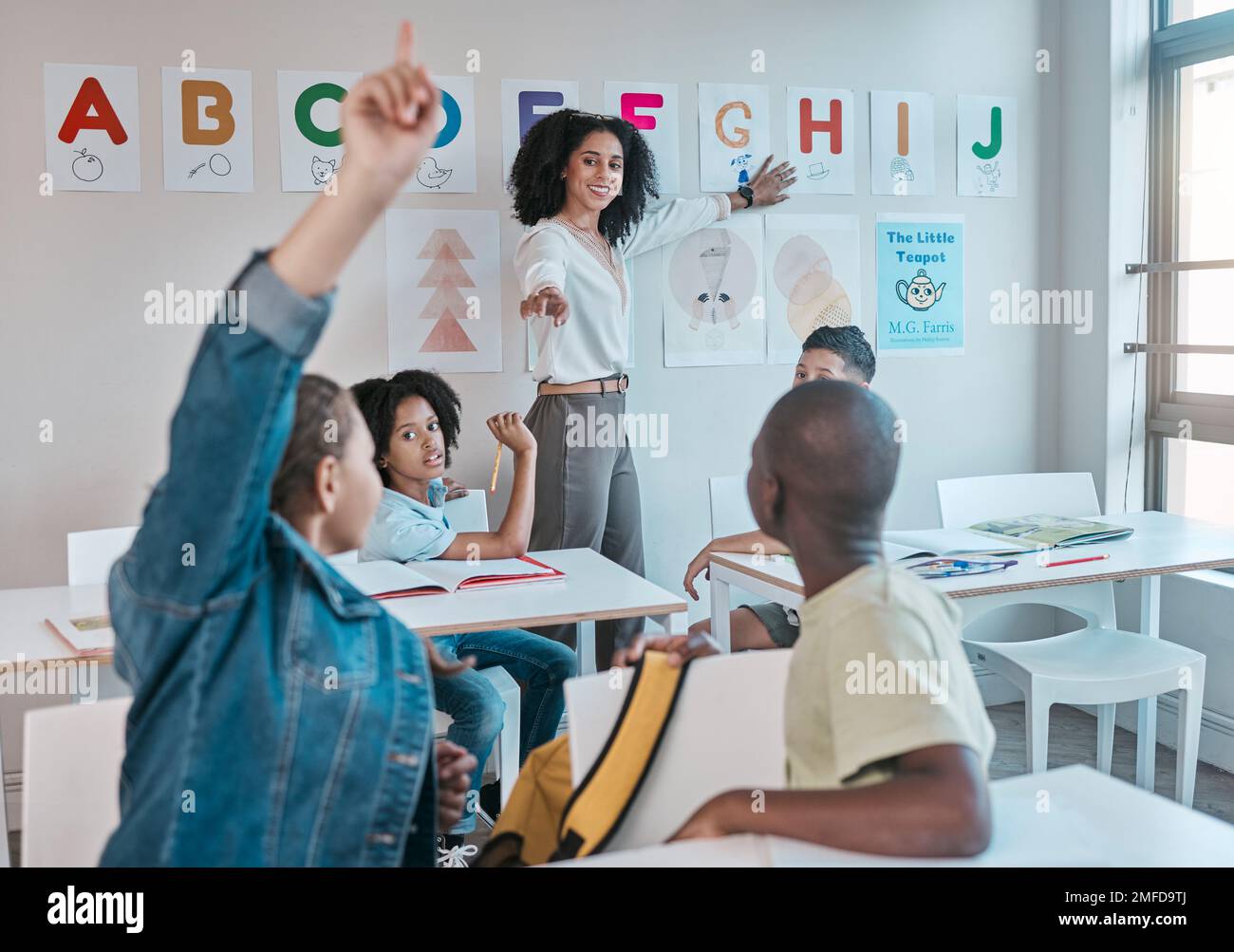 Lehrer, Klassenzimmer und Bildung in der Schule mit Kindern, die das Alphabet lernen und eine ...
