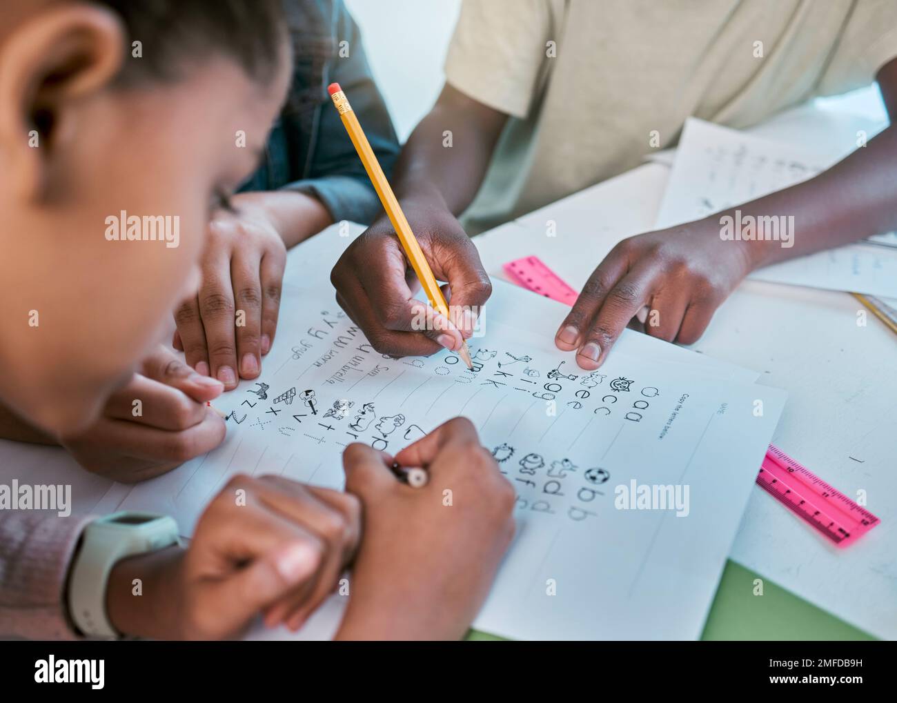 Schule, Kinder und Hände schreiben für Teamarbeit mit gemeinsamen ...
