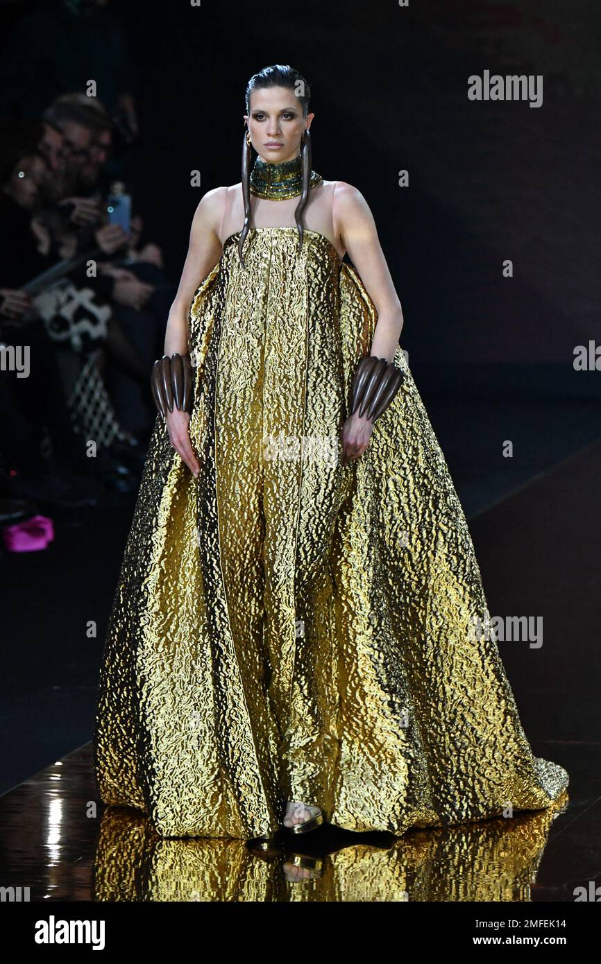 Ein Model läuft auf der Stephane Rolland Runway Haute Couture im ...