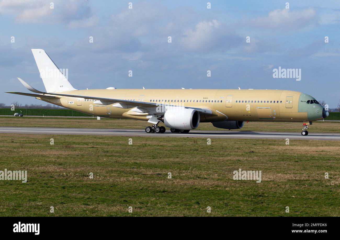 Die deutsche Luftwaffe Airbus A350-900 landet im Airbus-Werk in Hamburg ...