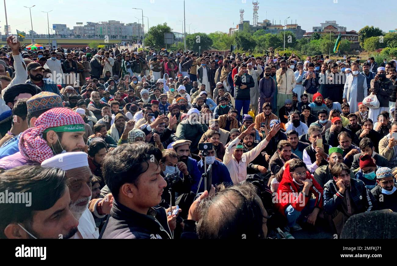 Supporters of Tehreek-e-Labaik Pakistan, a religious political party ...